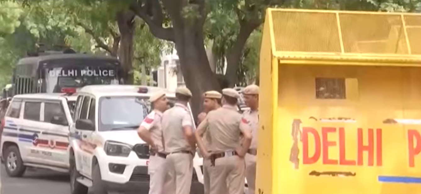 Delhi Police Busts Illegal Arms, Fake Currency Racket Operating Through ...